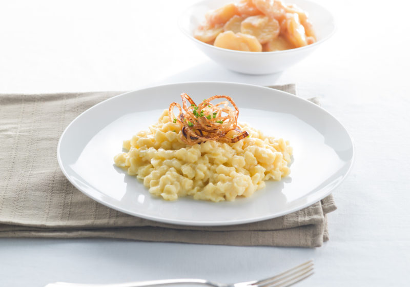 vorarlberger-kaesspaetzle-kaesknoepfle-rezept-traditionell