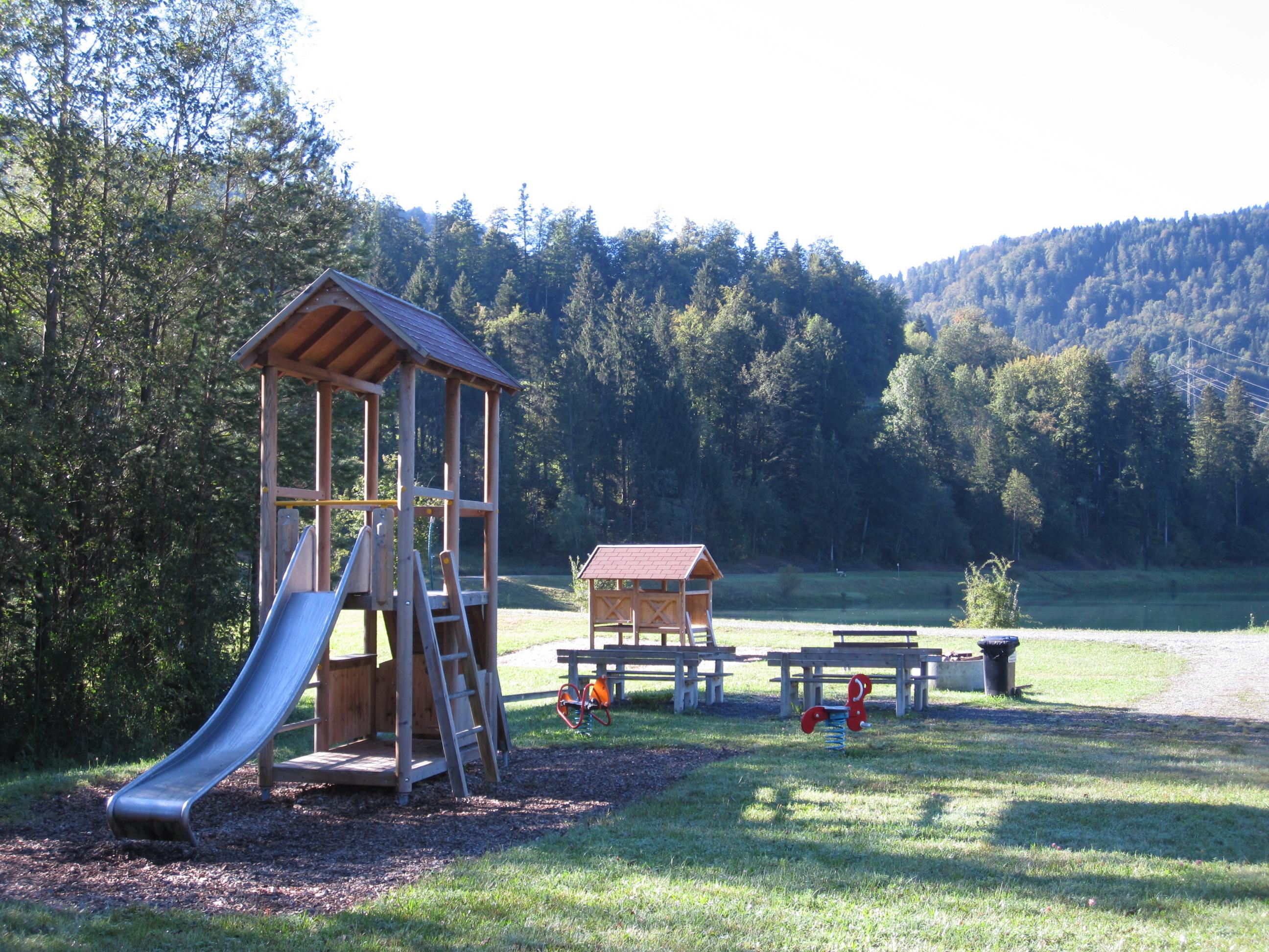 ANDELSBUCH | Zum Spielplatz beim Stausee - Urlaub in Vorarlberg
